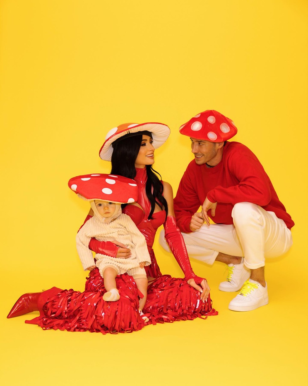 Paris Hilton se inspira em Katy Perry para fantasia de Halloween em família