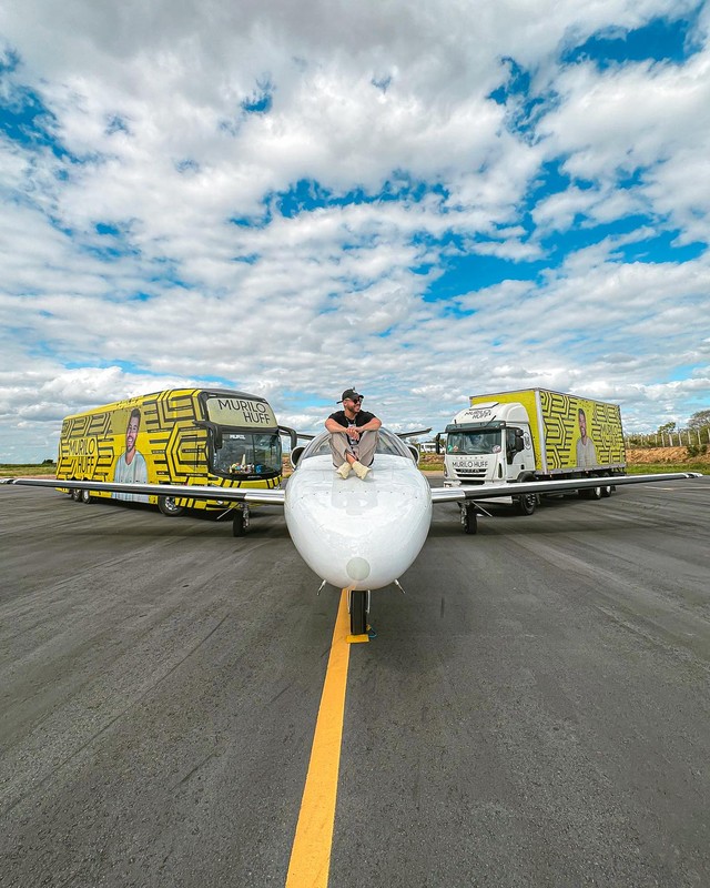 Murilo Huff posa diante de seu jatinho e comemora: 'Há 11 anos ia pros ...