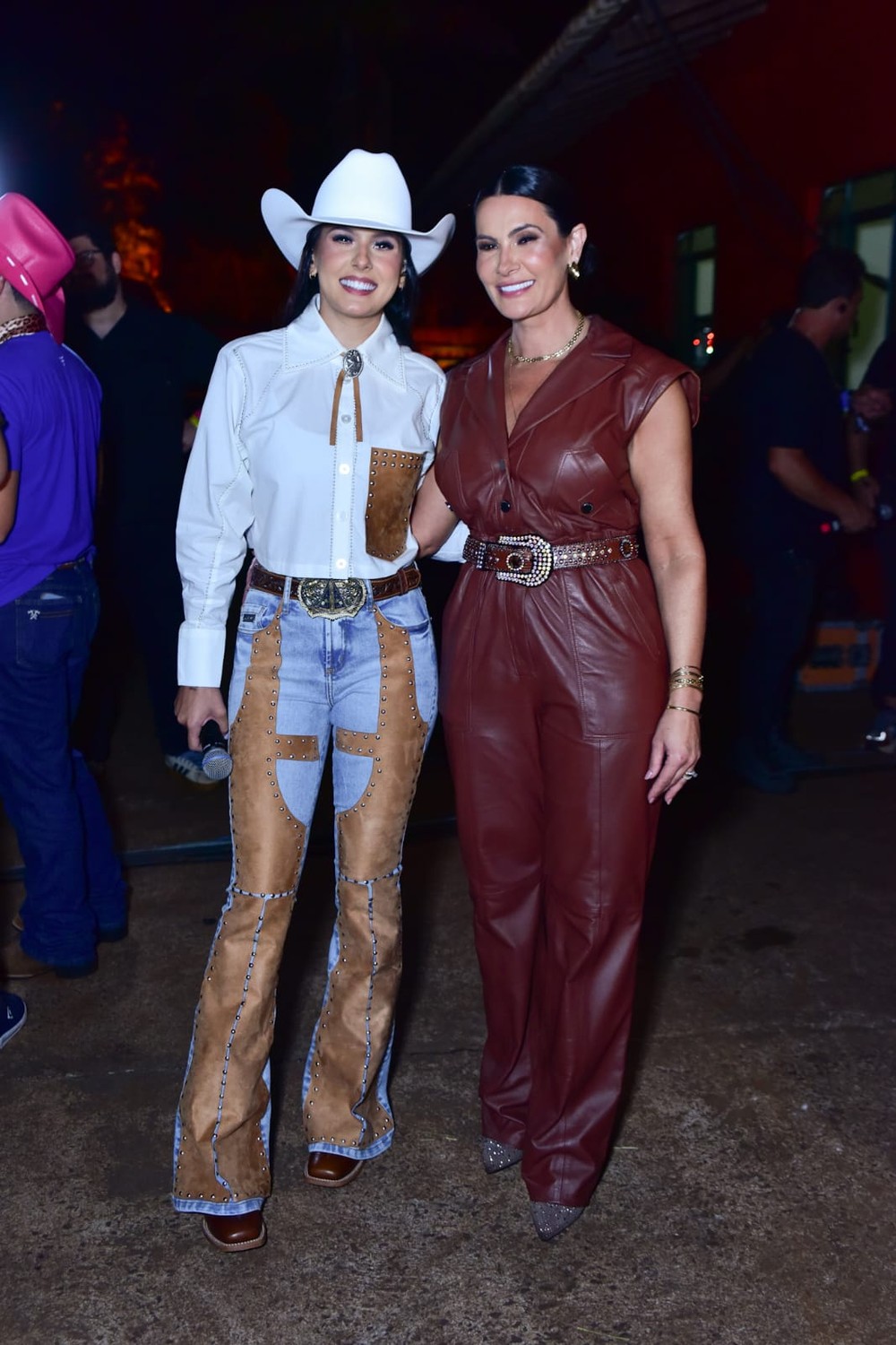 De looks cowgirl e com presença da mãe, Ana Castela grava novo DVD; vídeos