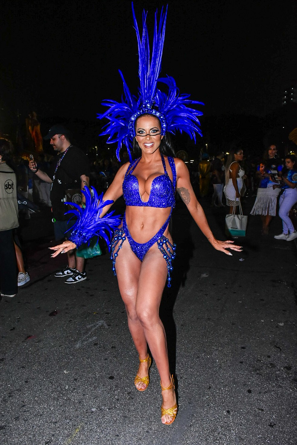 'Musa das supercoxas', Fabi Frota recebe o marido, Alexandre Frota, em ensaio de Carnaval