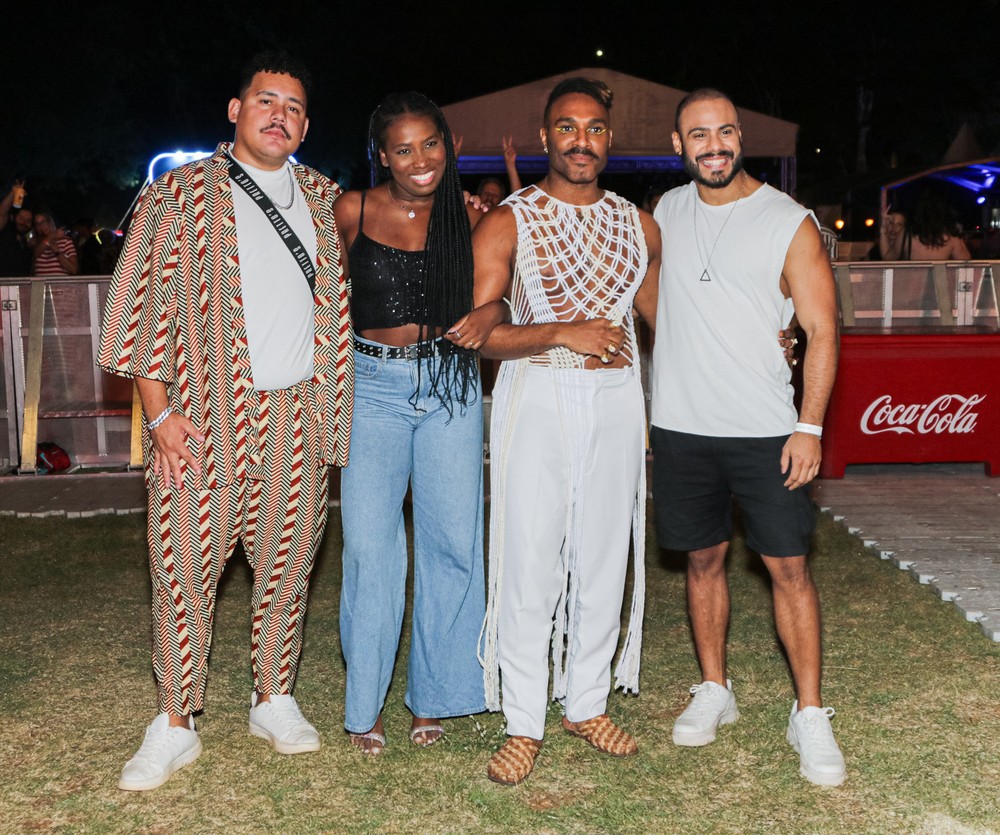 Lucas Buda posa sorridente após ser criticado por affair, prima de MC Binn