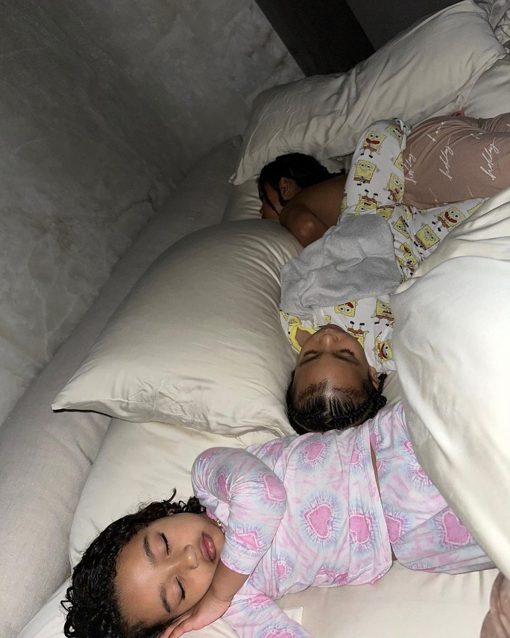 Kim Kardashian mostra filhos cochilando, e reflete: 'Os anos são curtos'