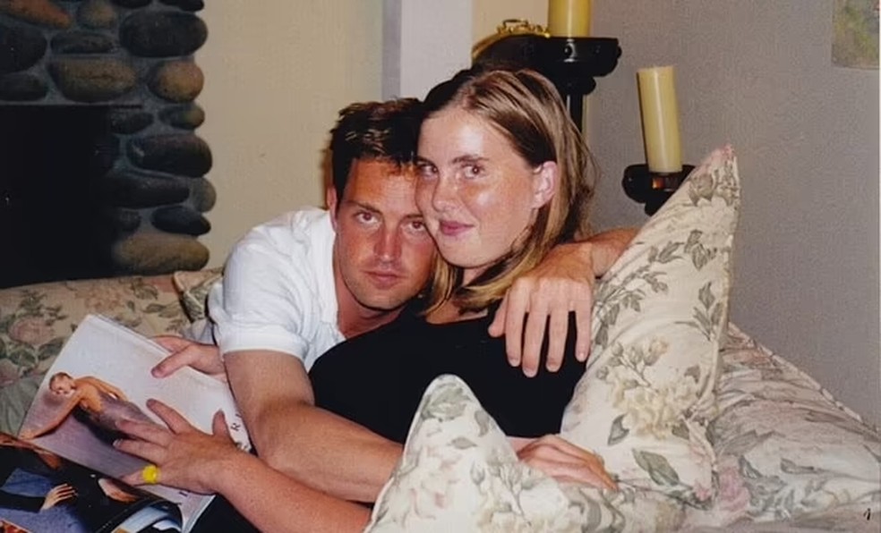 Irmã e padrasto de Matthew Perry quebram silêncio um ano após morte do ator