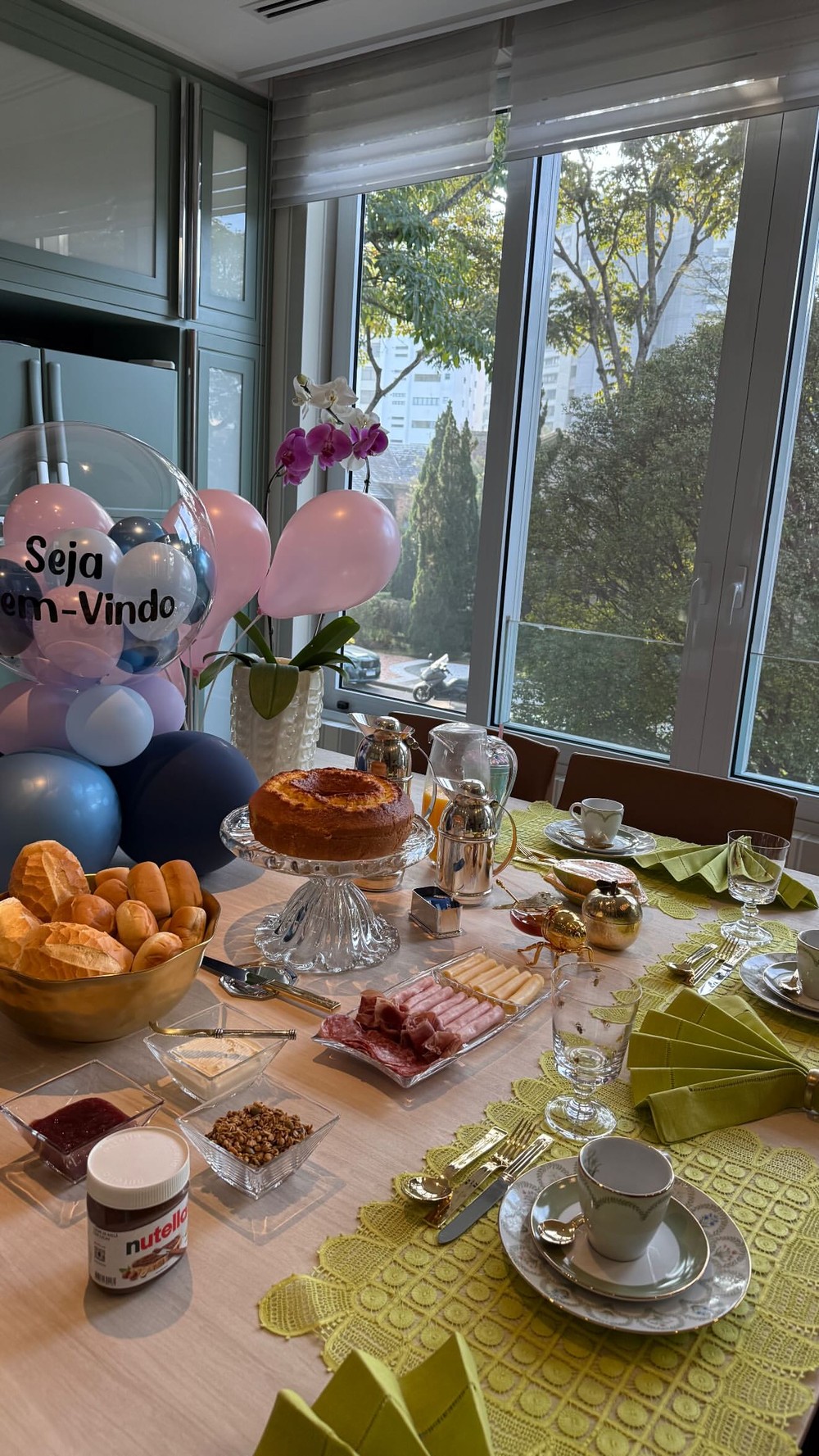 Ana Paula Siebert mostra detalhes da mansão temporária onde está ...