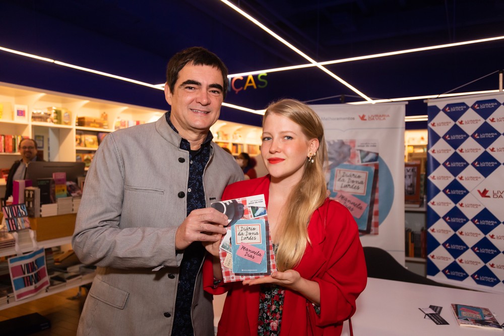 Samuel Rosa troca beijos com a mulher, Laura Sarkovas, em evento