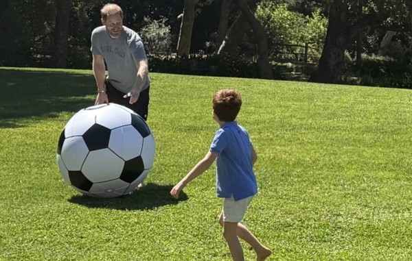 Meghan Markle compartilha novas fotos dos filhos com Príncipe Harry