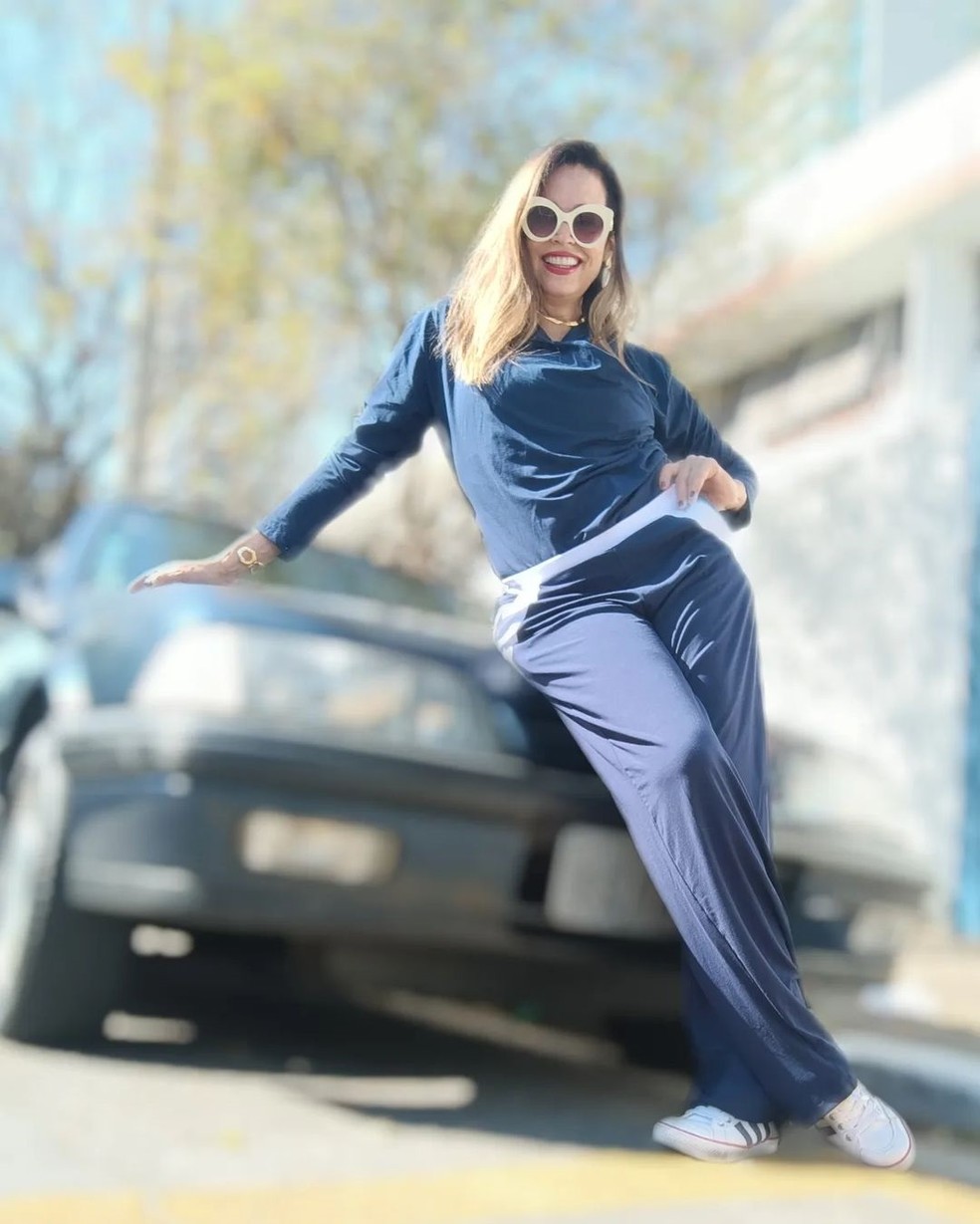 Suzy Rêgo posa com seu carro de 1995: 'Potência'