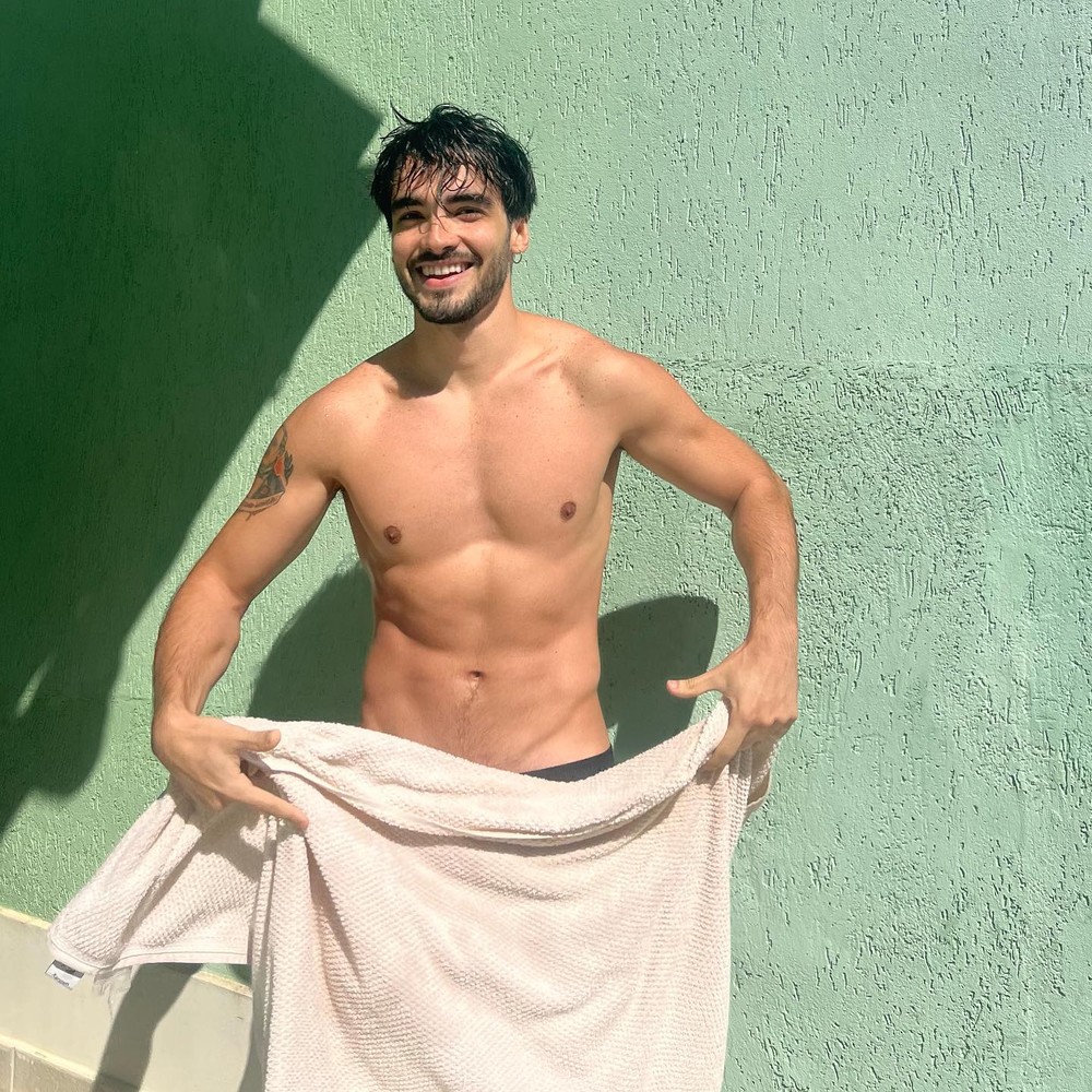 De sunga, ex-ator mirim José Victor Pires agita a web com corpo sarado