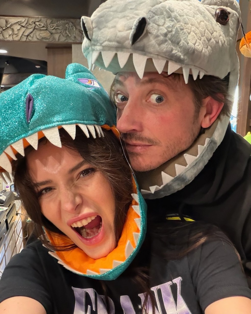Bella Thorne, ex-estrela mirim da Disney, beija muito o noivo em parque ...