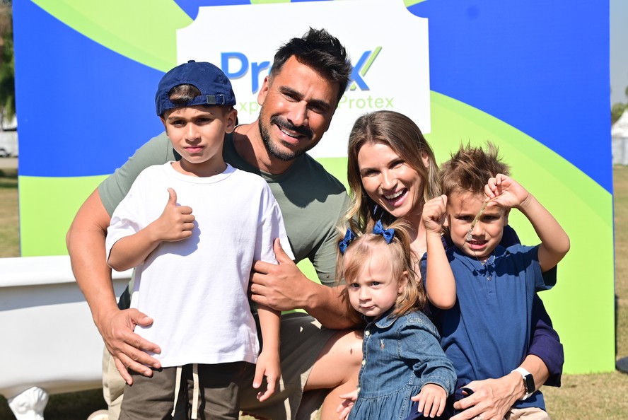 Julio Rocha usa look combinando com a esposa e os três filhos para ir a ...