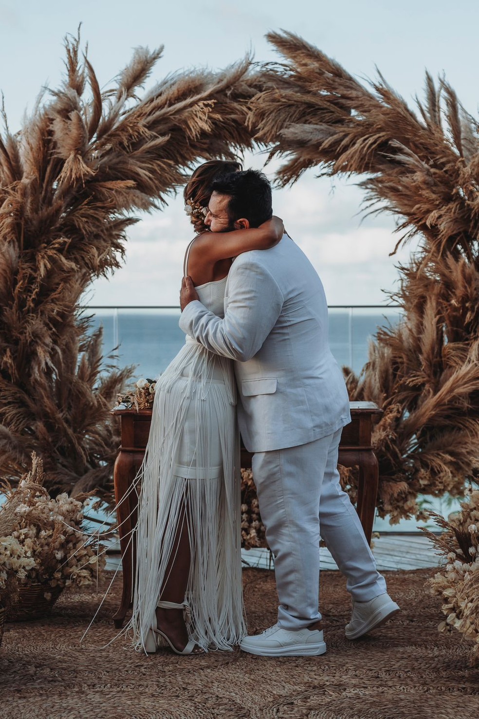 Cantora Ghabi celebra 10 anos de casamento em Fernando de Noronha; fotos