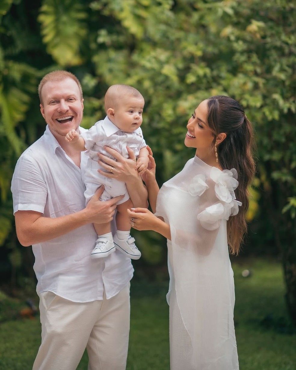 Gabi Luthai abre álbum de fotos de batizado de Pietro, seu filho com ...