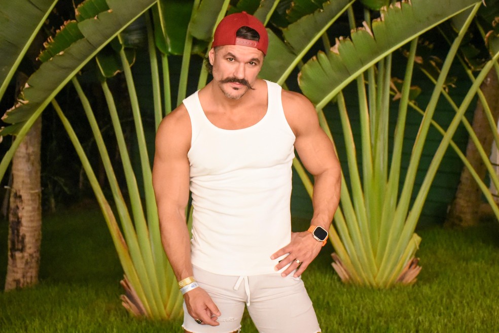 Bruno Lopes celebra maturidade como ator e homem: 'Fico feliz quando nasce um fio branco no bigode'