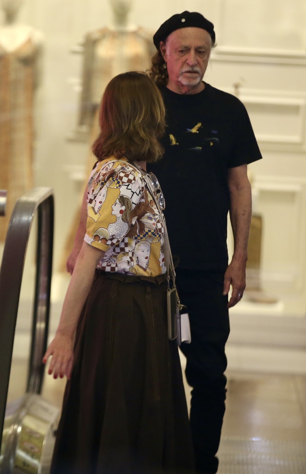Alceu Valença curte passeio com a esposa em aparição rara do casal; fotos