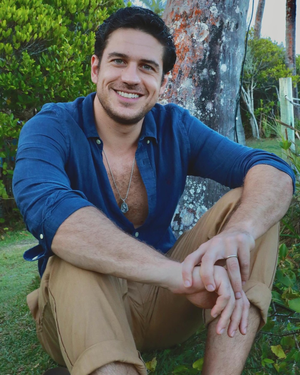 Marco Pigossi aparece de aliança na web após casamento com cineasta ...