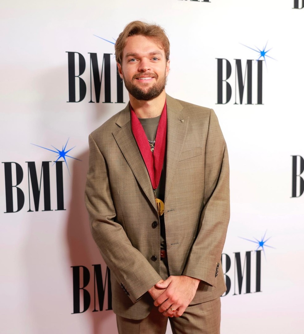 Conner Smith, astro do country, mata idosa em acidente de carro nos ...