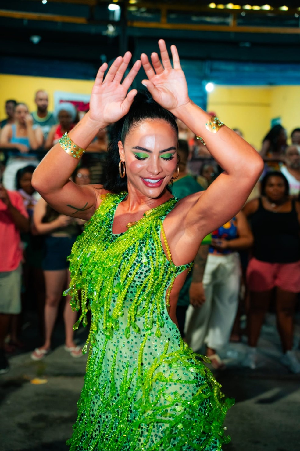 Aline Mineiro usa look de R$ 8,5 mil para ensaio de rua da Mocidade