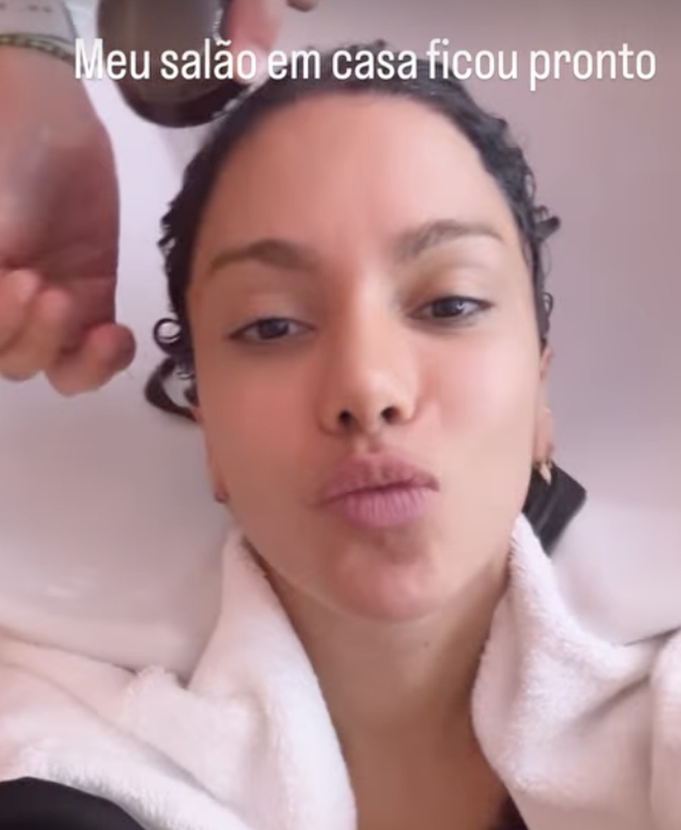 Em transição capilar, Anitta monta salão de beleza em casa e mostra o ...