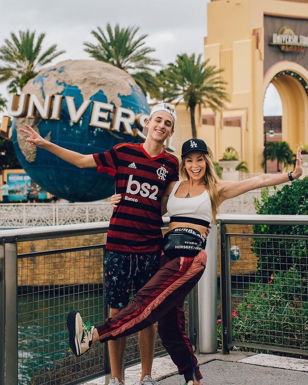 Danielle Winits celebra aniversário de 15 anos do filho mais velho em Orlando: 'Meu par'