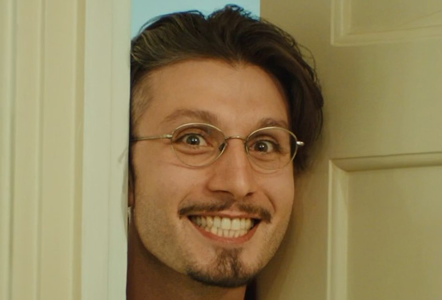 Rapper bbno$ posa nu, coberto de dólares e agita a web