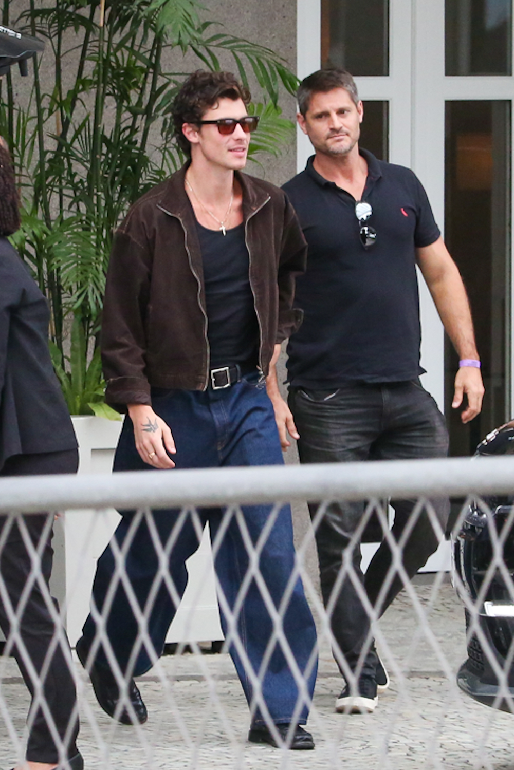 Shawn Mendes tira fotos com fãs na porta do Copacabana Palace; veja