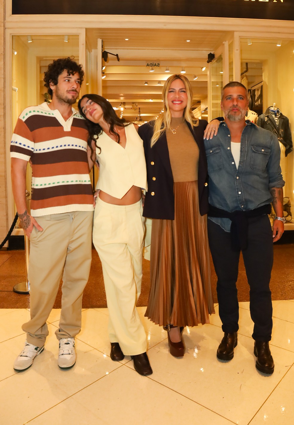 Giovanna Ewbank e Gagliasso, e Gian Luca Ewbank e namorada se beijam em evento