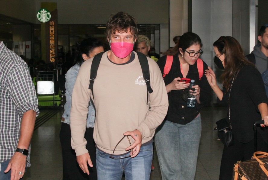 Pedro Pascal chega ao Brasil para participar da CCXP22