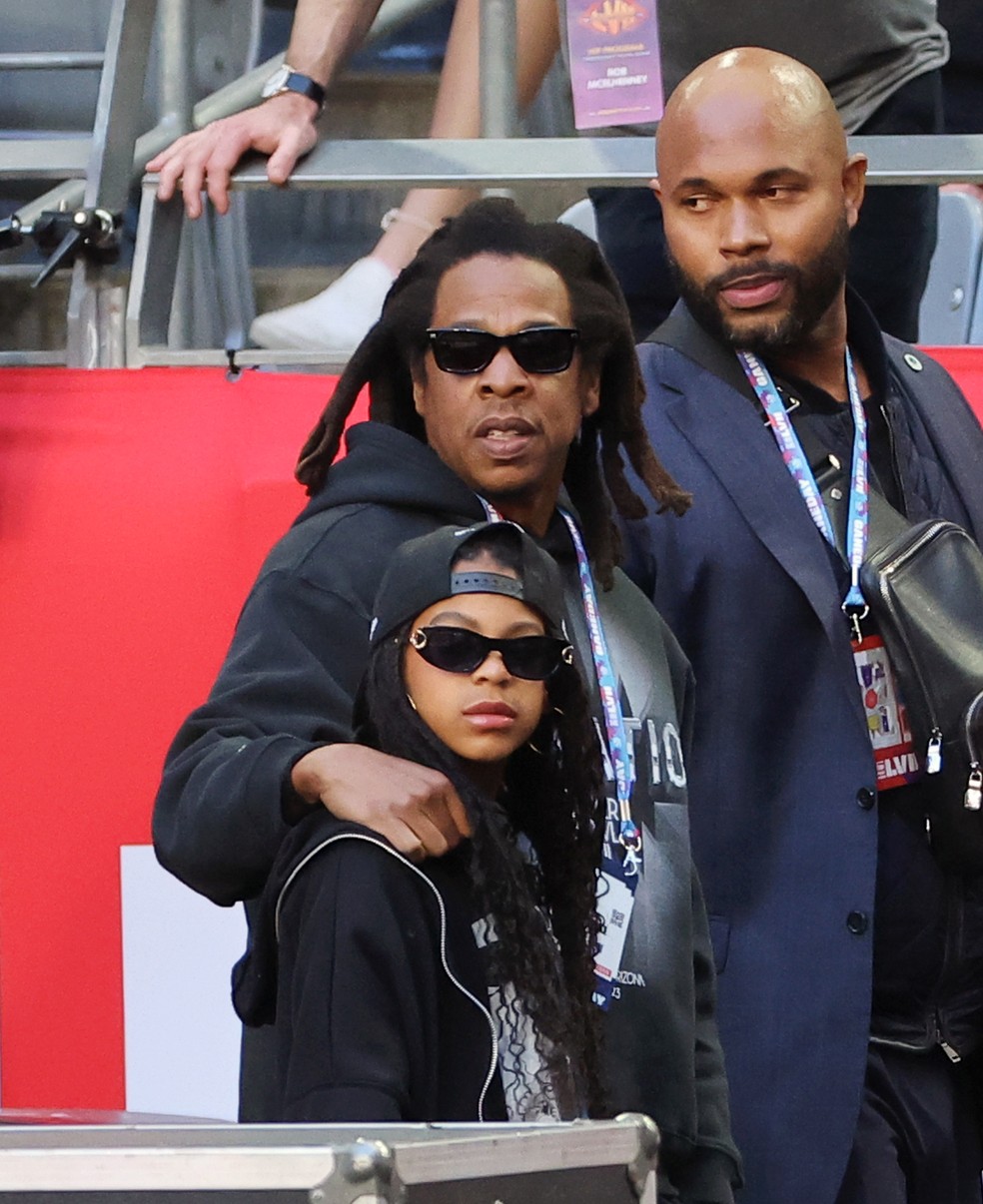 Blue Ivy tem 'momento blogueira' com ajuda de Jay-Z no Super Bowl