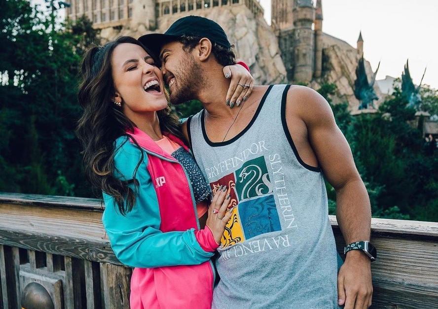 Larissa Manoela e André Luiz Frambach curtem parque em Orlando com afilhada da atriz