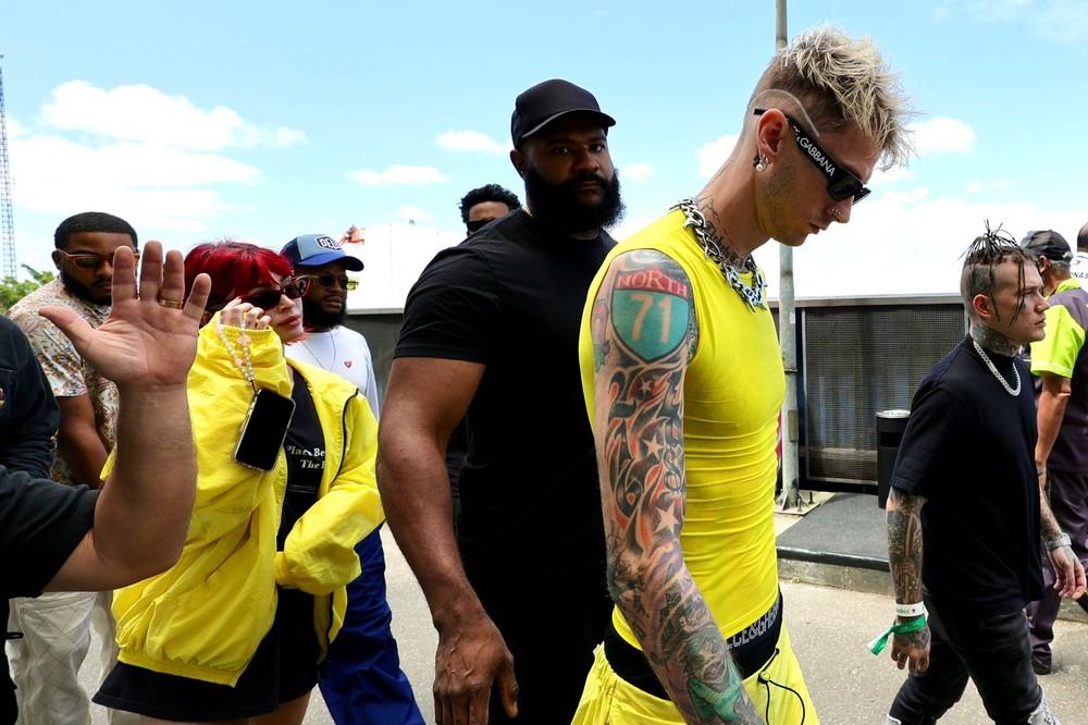 Seguranças tentam impedir Machine Gun Kelly e Megan Fox se serem ...