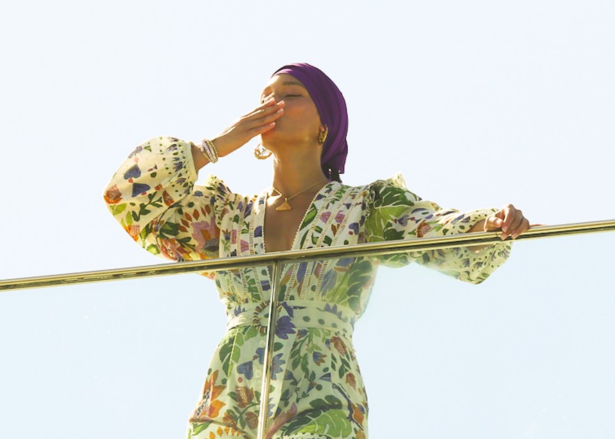Alicia Keys joga beijo para fãs em cobertura de hotel no Rio de Janeiro