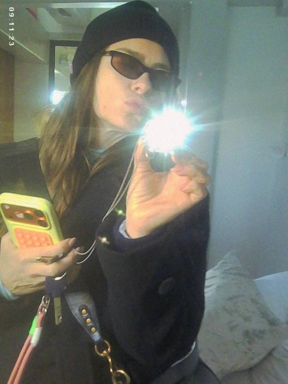 Carolina Dieckmmann usa câmera minúscula para fazer selfie com os ...