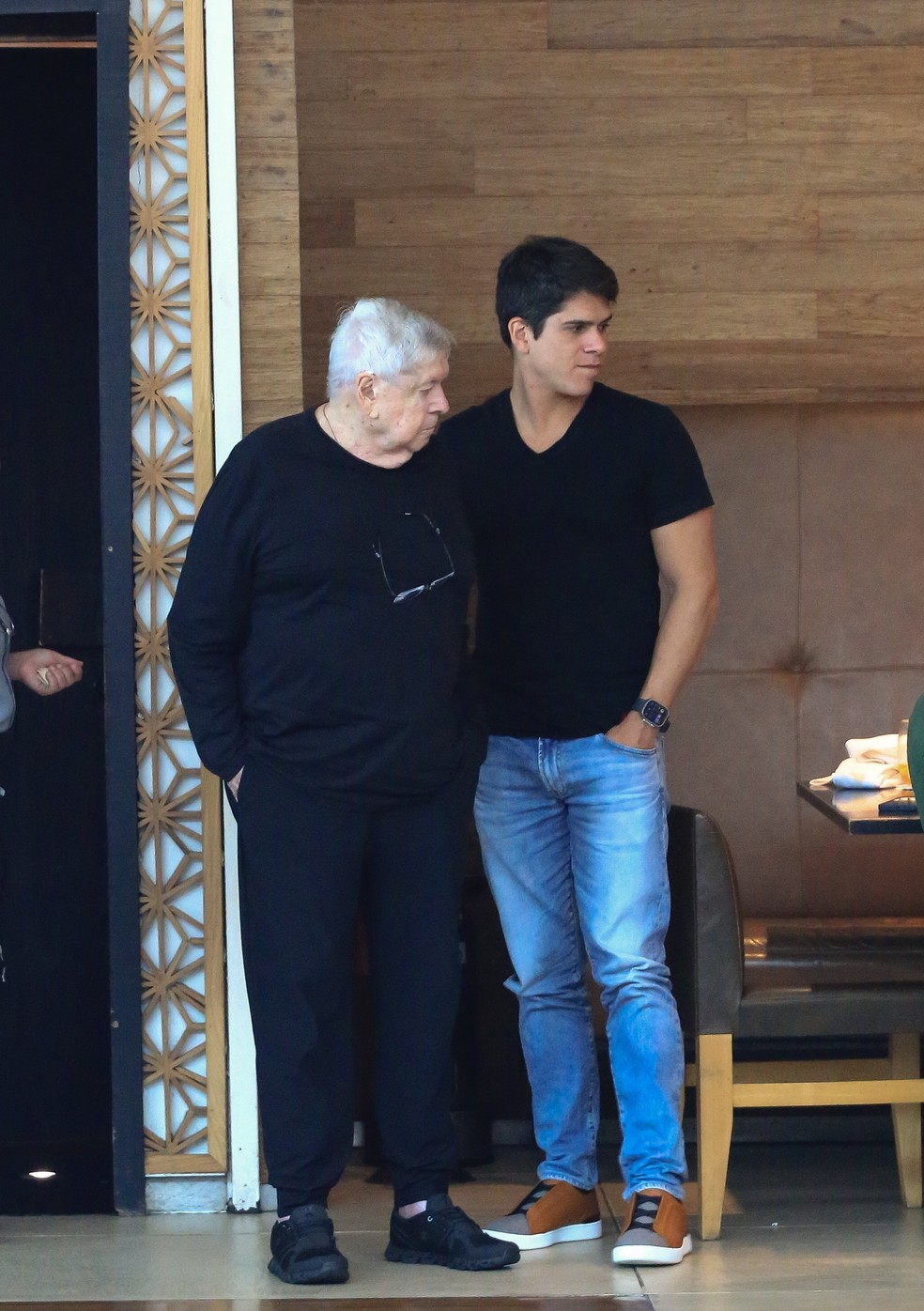 Boni faz aparição rara com a mulher e o filho caçula em passeio; confira