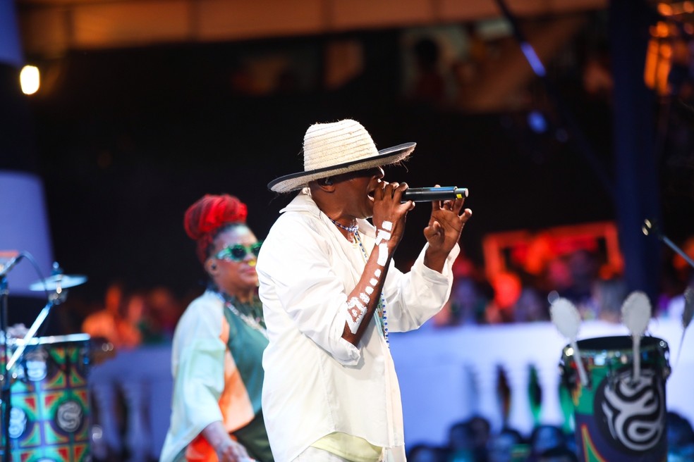 Carlinhos Brown comanda ensaio do Bloco TIMBALADA em Salvador