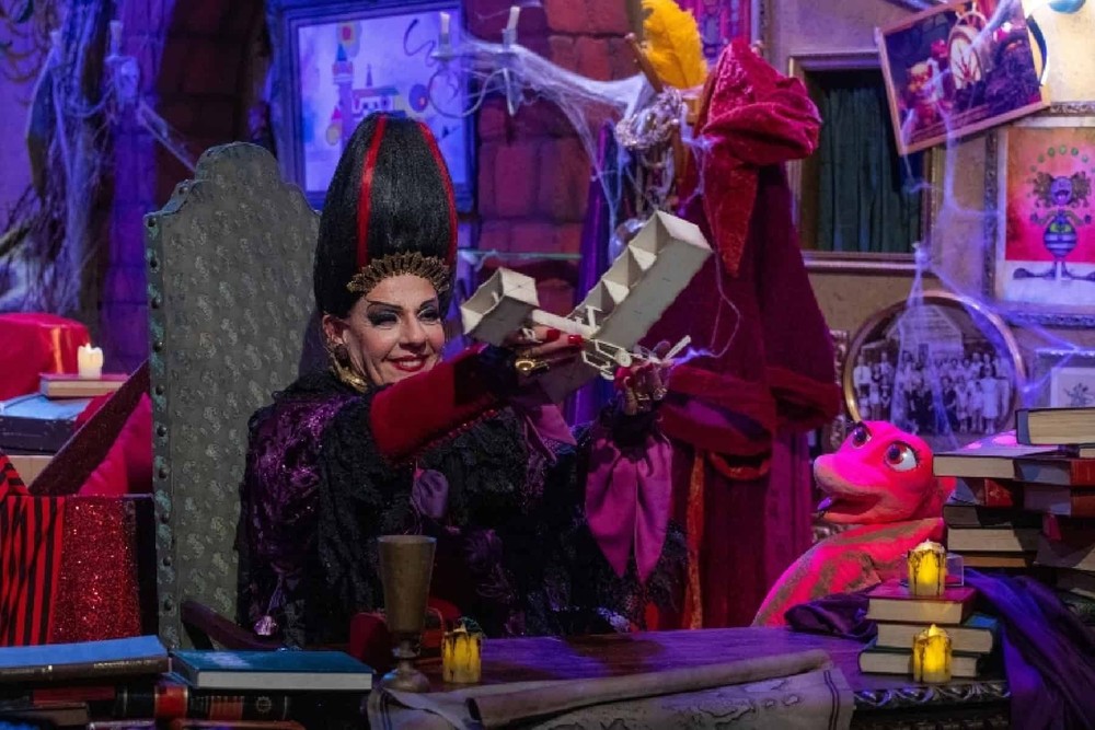 Bruxa Morgana, do 'Castelo Rá Tim Bum', inspira ala das baianas e emociona Rosi Campos