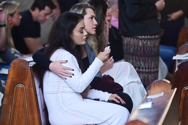 Lí Martins é amparada por amigos e familiares em missa de sétimo dia de JP Mantovani