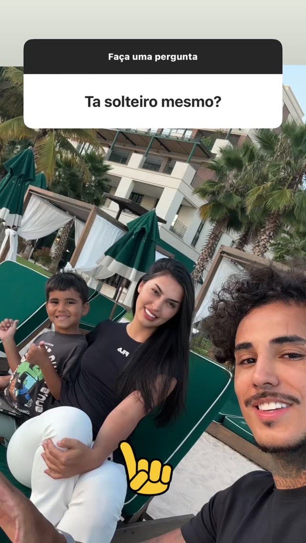 Após polêmicas, MC Livinho responde se está solteiro