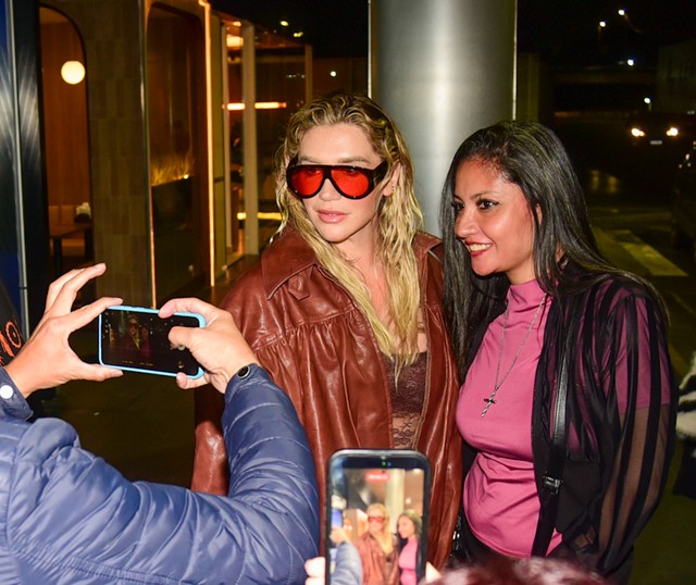 Kesha posa no aeroporto de Guarulhos e atende fãs após show; veja fotos