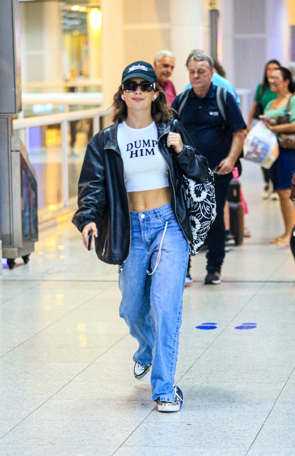Jade Picon deixa tanquinho à mostra em cropped com frase sugestiva