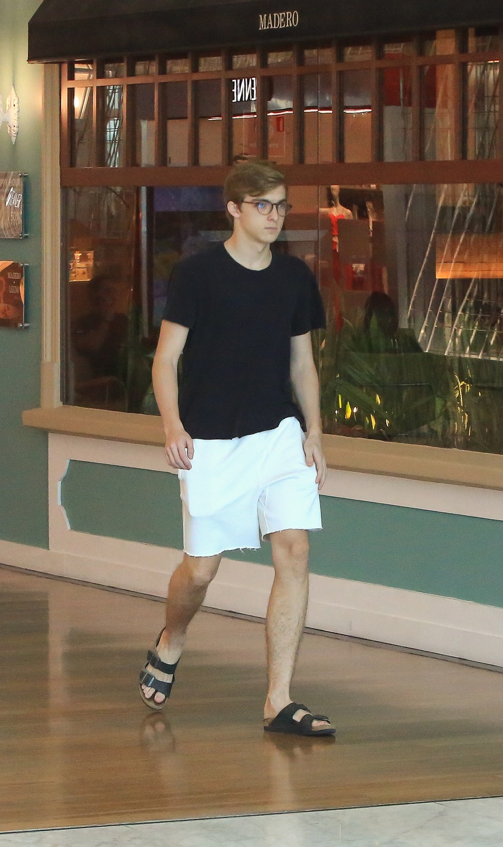 Joaquim, filho mais velho de Angélica e Huck, passeia em shopping do Rio