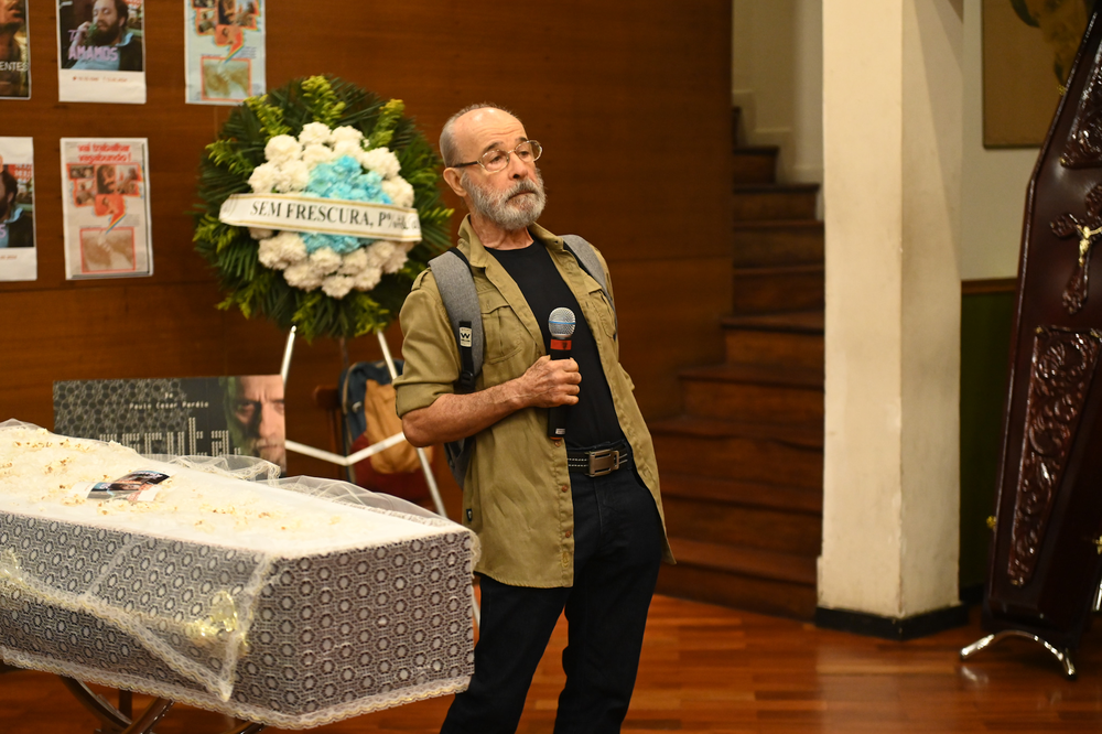 João Velho, filho de Cissa Guimarães, se emociona no velório do pai, Paulo César Pereio