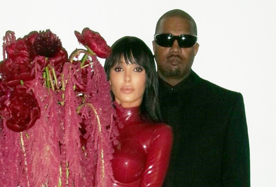 Bianca Censori tieta o marido, Kanye West, com 'beijo' em show; veja