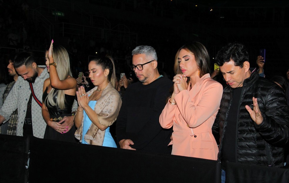 Mulher Melão se emociona em evento gospel