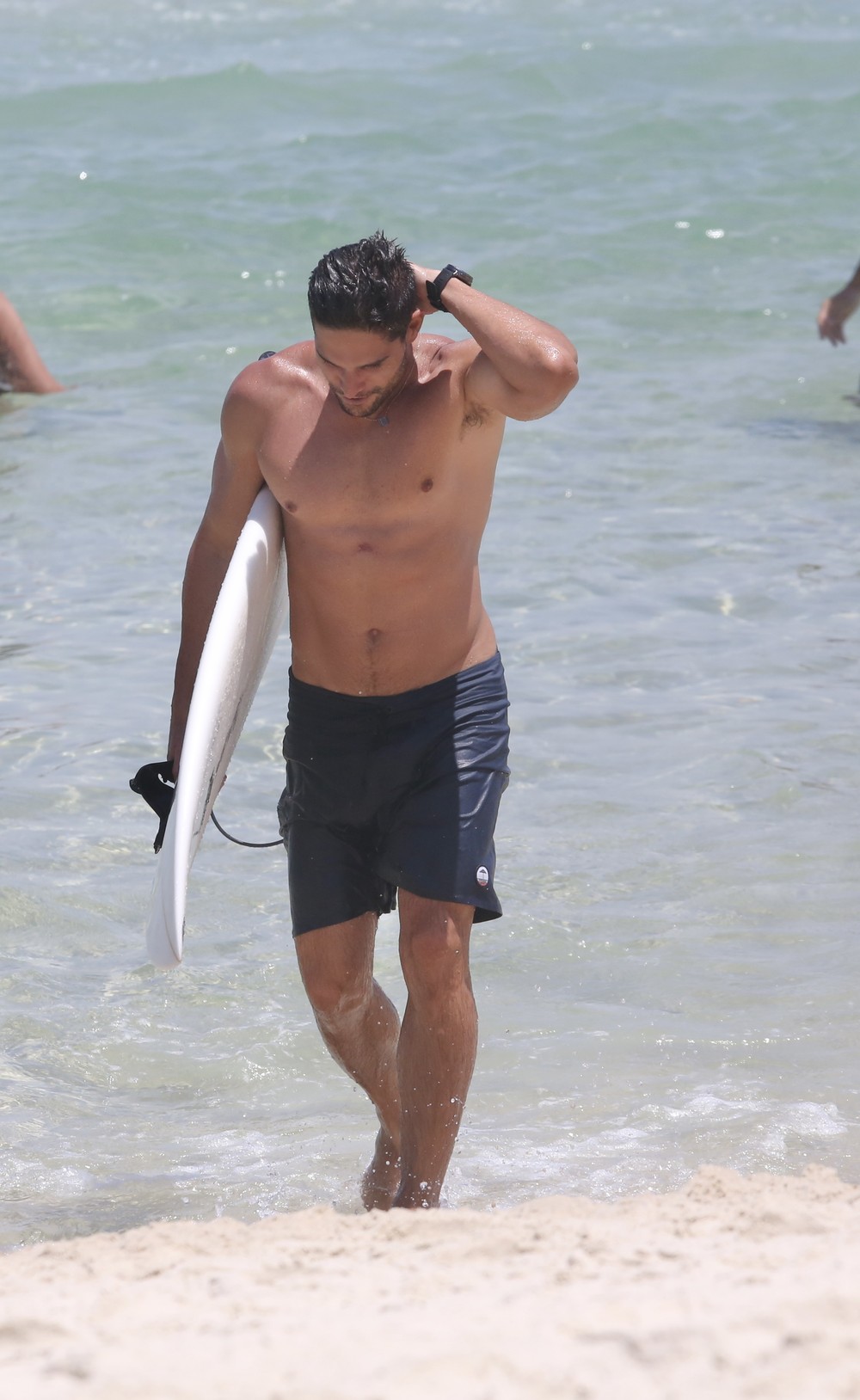 Ex-BBB André Martinelli aproveita dia de sol para treinar surfe no Rio