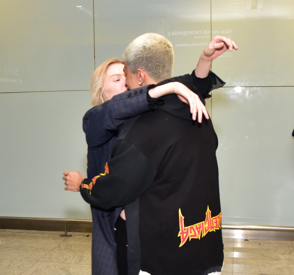 Luísa Sonza beija muito o affair, Chico Veiga, em aeroporto; vídeos
