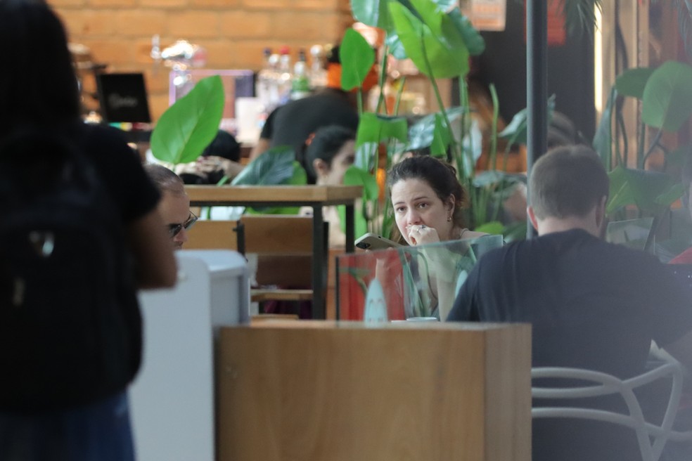 Leandra Leal ganha massagem do marido em cafeteria