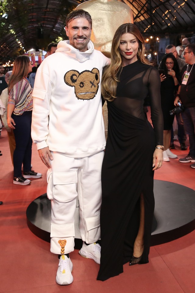 Grazi Massafera usa vestido de luxo e Reynaldo Gianecchini vai de moletom ao red carpet de ...