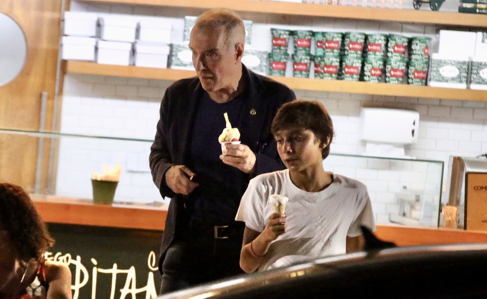 Com carro de R$ 230 mil, Eike Batista curte passeio com o filho de 11 anos