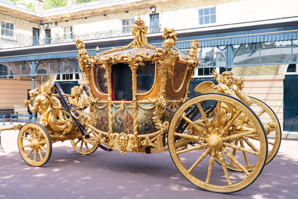Carruagem de rei Charles III para coroação tem ar-condicionado, vidros ...