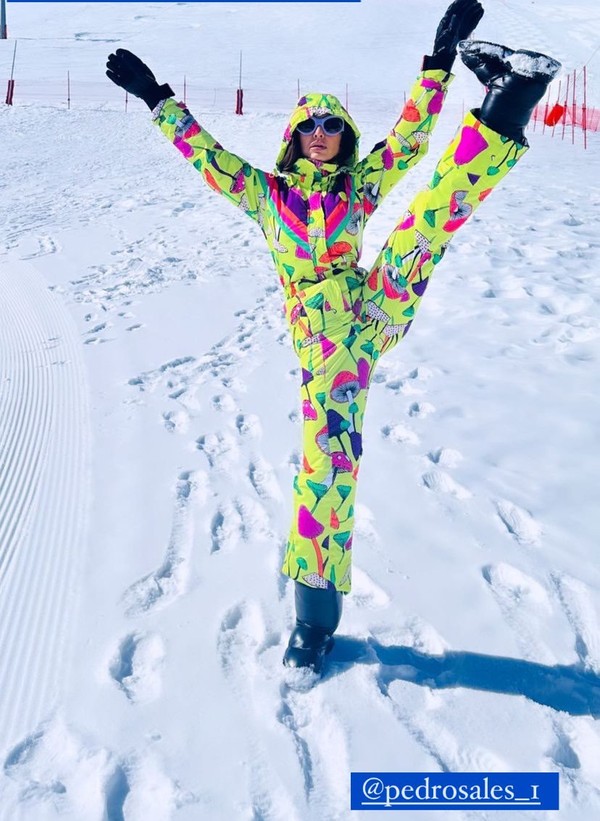 Sabrina Sato dá show de elasticidade ao curtir neve com marido e a ...